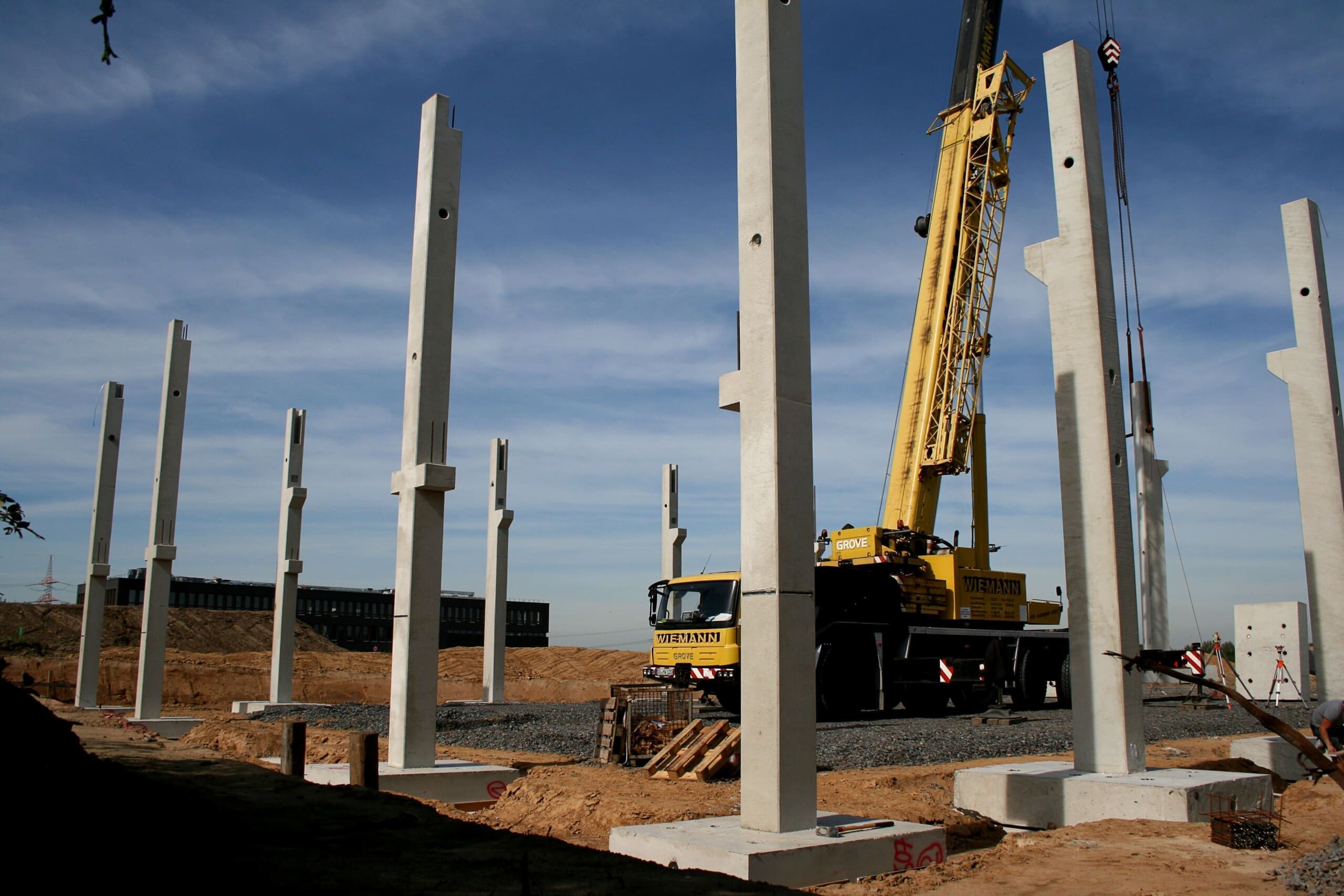 Die ersten Pfeiler stehen - www.roteg.de